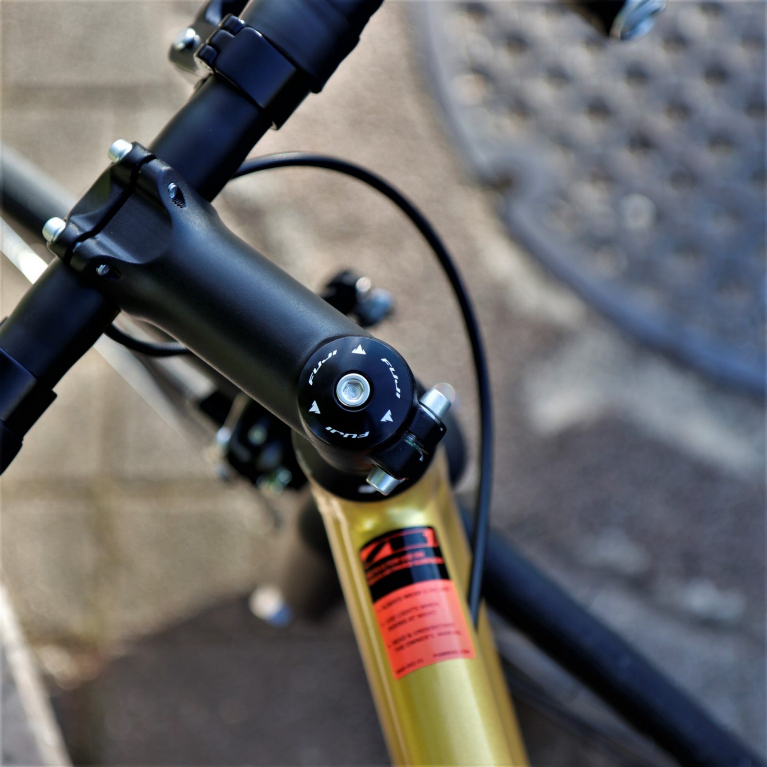 BLOG 【在庫SALE】約8kg 超軽量！前下がりのパシュートスタイルトラックバイク【FUJI (フジ) 】TRACK ARCV (トラック ...