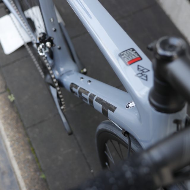 BLOG 【在庫SALE / セール】ラスト1台限定!!最先端カーボンを採用したバランス良いレーシングディスクロードバイク【2021/2022 ...