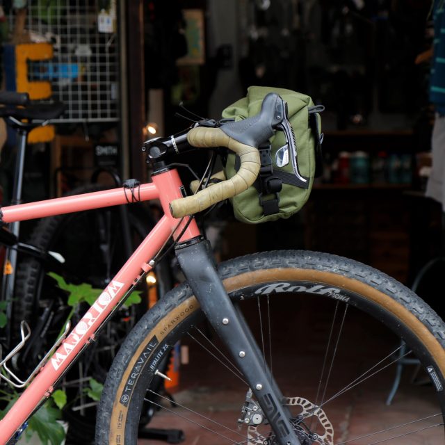 BLOG ハンドルバーバッグがスマートに取り付けられるバイクパッキングの救世主!!【Restrap / リストラップ 】 Bumper Bar / バンパーバー | 京都のスポーツ自転車専門 ...