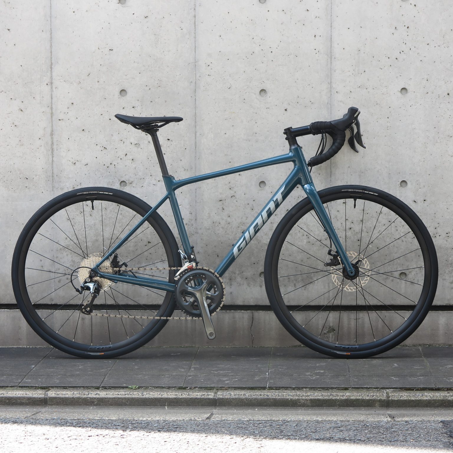 BLOG 【在庫SALE】軽量ロード×簡単グラベル化！GIANT CONTEND AR2（2024） | 京都のスポーツ自転車専門 エイリン丸太町店