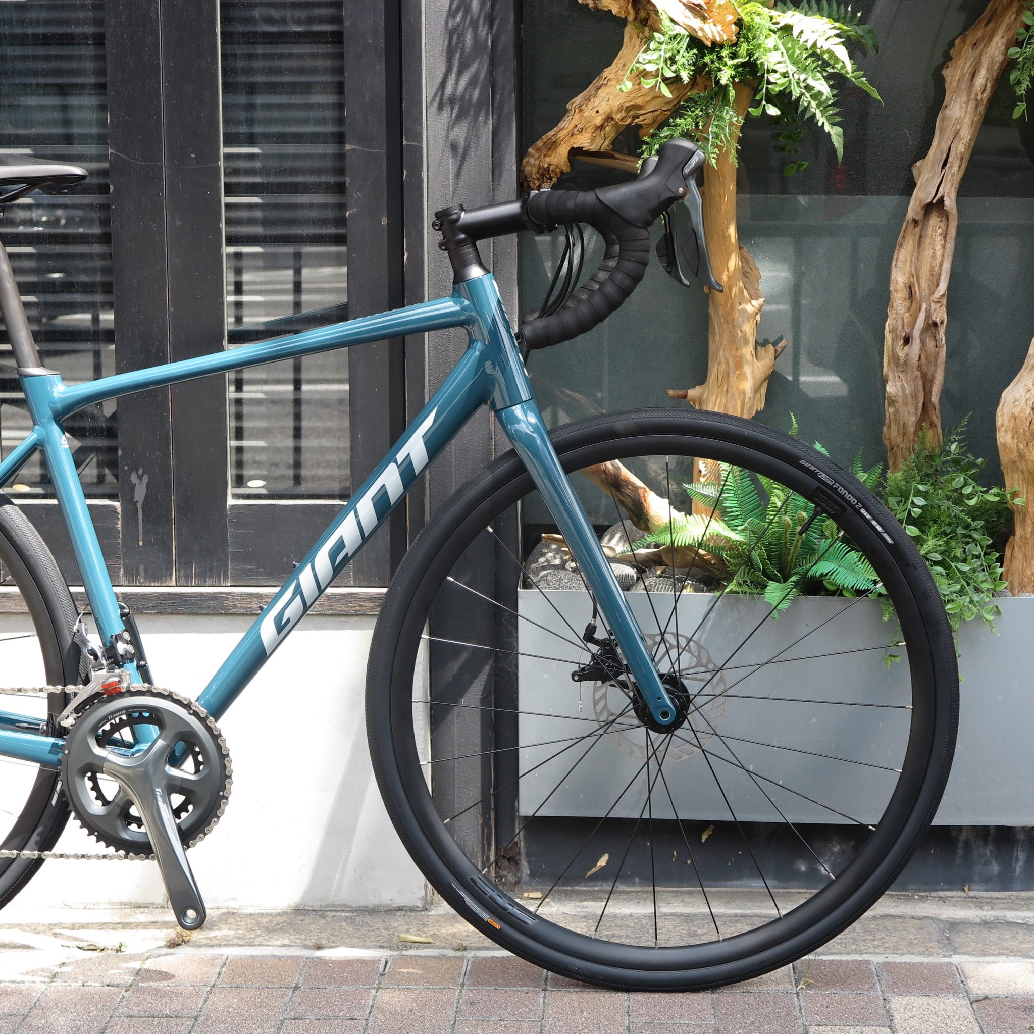 BLOG 【在庫SALE】軽量ロード×簡単グラベル化！GIANT CONTEND AR2（2024） | 京都のスポーツ自転車専門 エイリン丸太町店